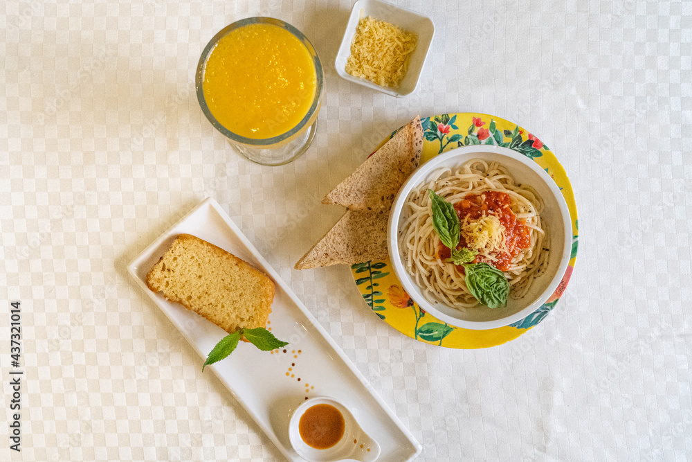merienda, plato de comida con jugo y postre, smoth, pasta, pizza ...