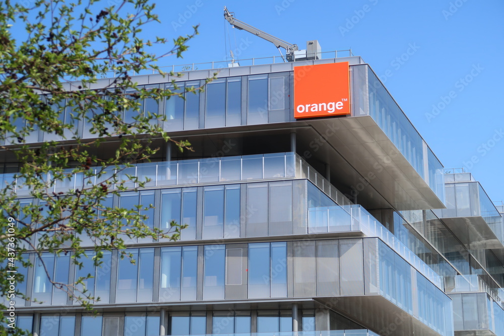 Enseigne / logo de la marque Orange sur la façade du bâtiment Bridge ...