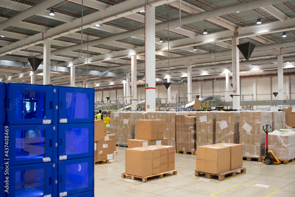 Logistic warehouse, large deposit for pack waiting delivery Stock Photo ...