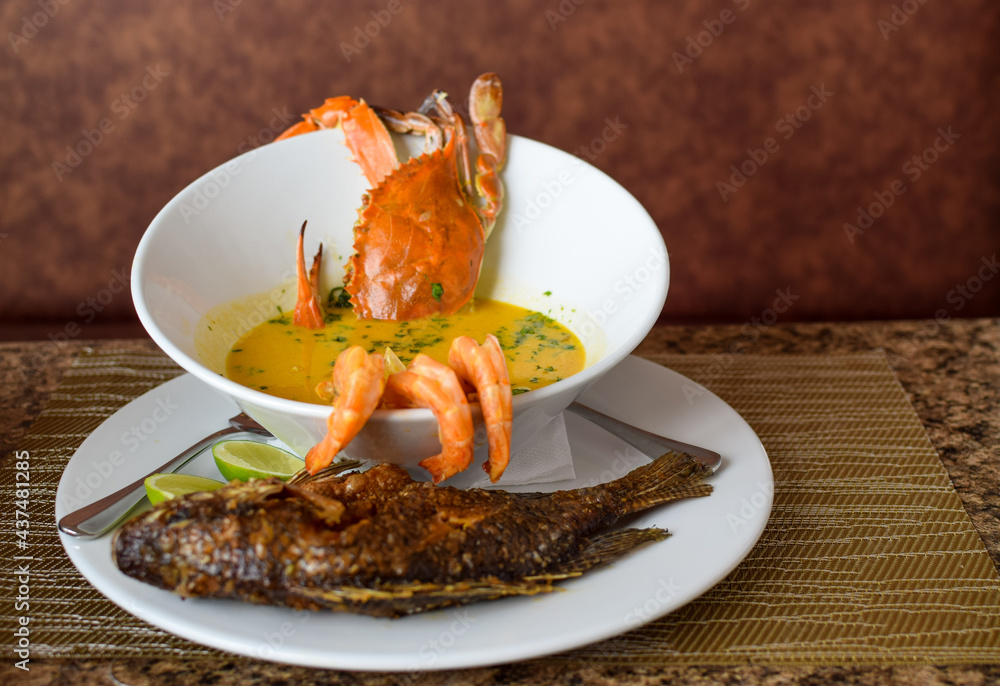 Tapado, sopa de mariscos, leche de coco y platano. Tipico del ...