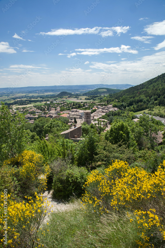 Le village de Marsanne dans la Drôme vu du haut d'une colline Stock ...