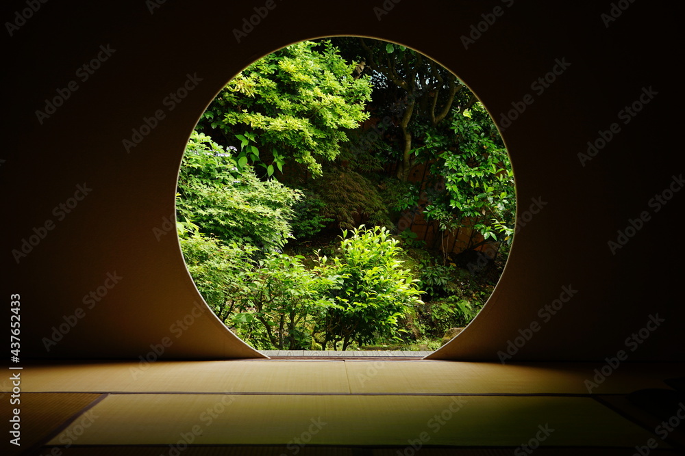Looking at Japanese garden thru Round window in Japanese architecture ...