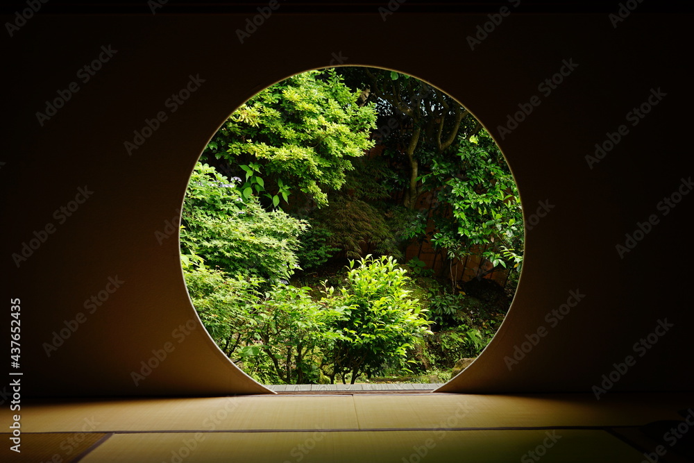 Looking at Japanese garden thru Round window in Japanese architecture ...