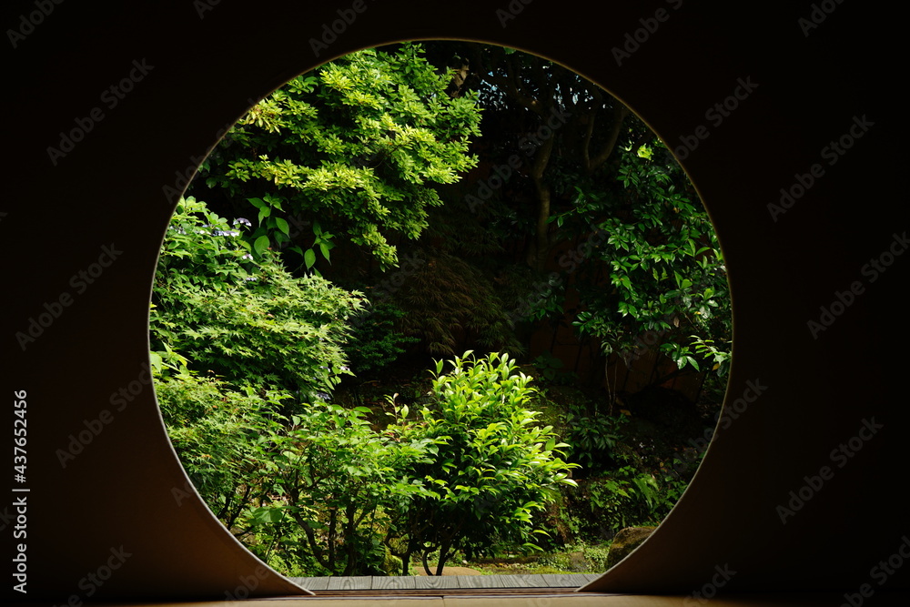 Looking at Japanese garden thru Round window in Japanese architecture ...