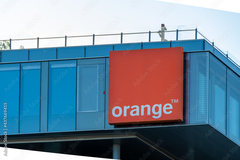 Foto de Issy-les-Moulineaux, France - 6 juin 2021: Logo sur le nouveau ...