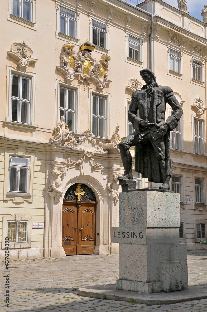 Monumento a Lessing en la Judenplatz de la ciudad de Viena, Austria ...