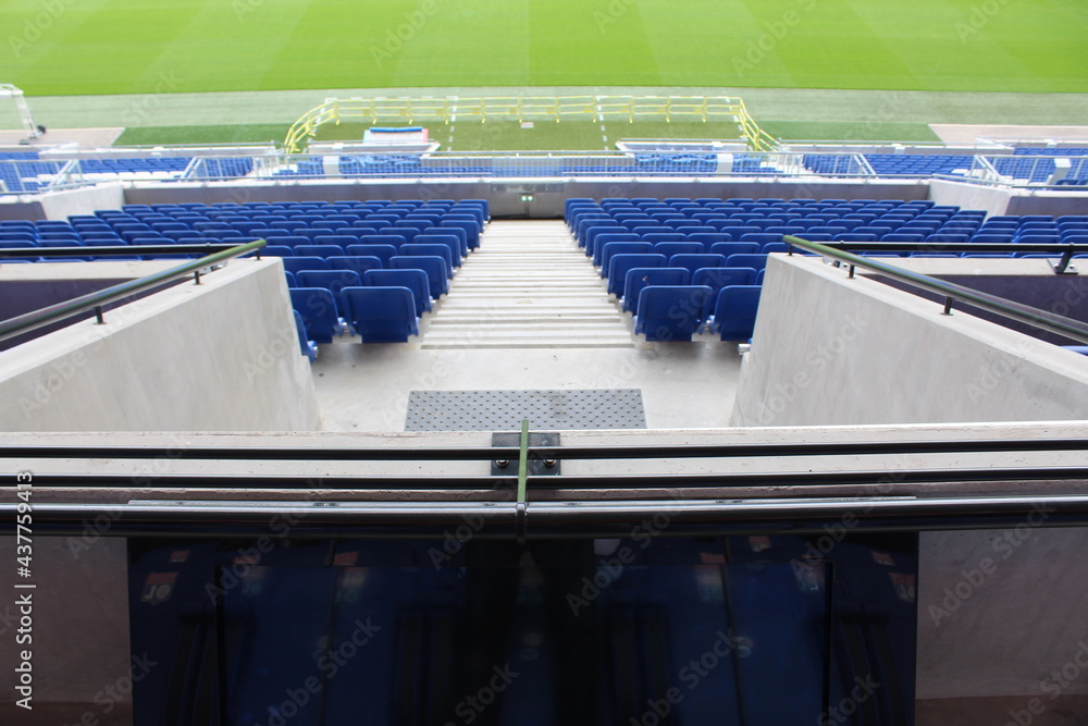 Le terrain de football et les gradins du Groupama Stadium, stade de ...