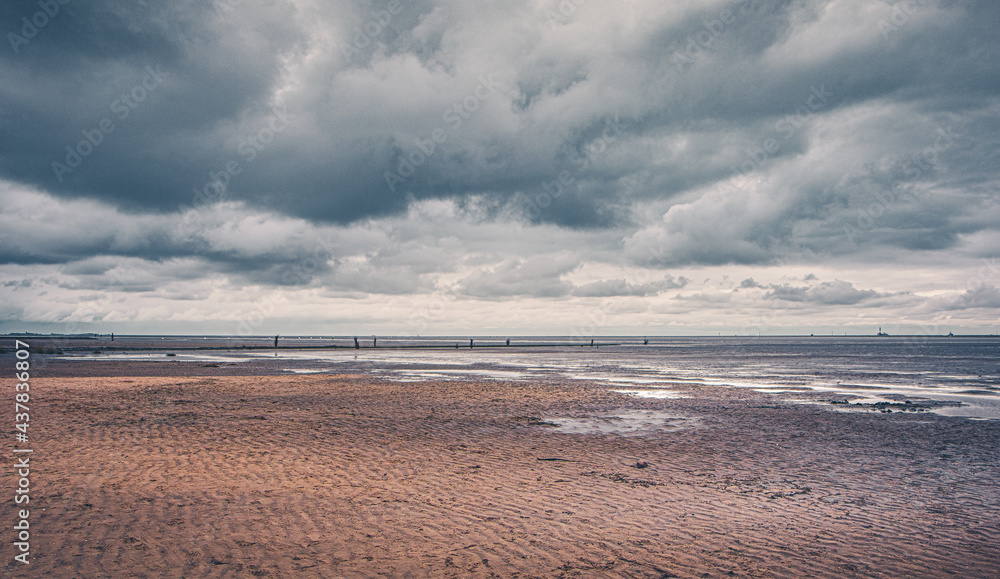 Einsamker Strand von Cuxhaven an der deutschen Nordseeküste mit ...