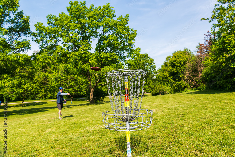 Foto de Disc golf is a flying disc sport in which players throw a disc ...