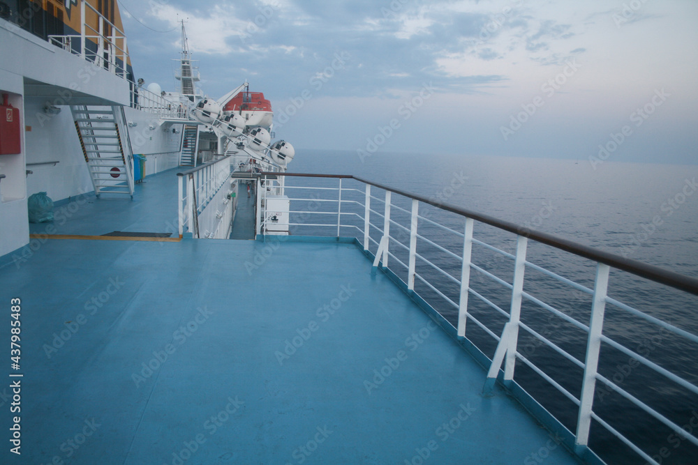 Pont supérieur d'un bateau de croisière sur la Mer Méditerranée en ...