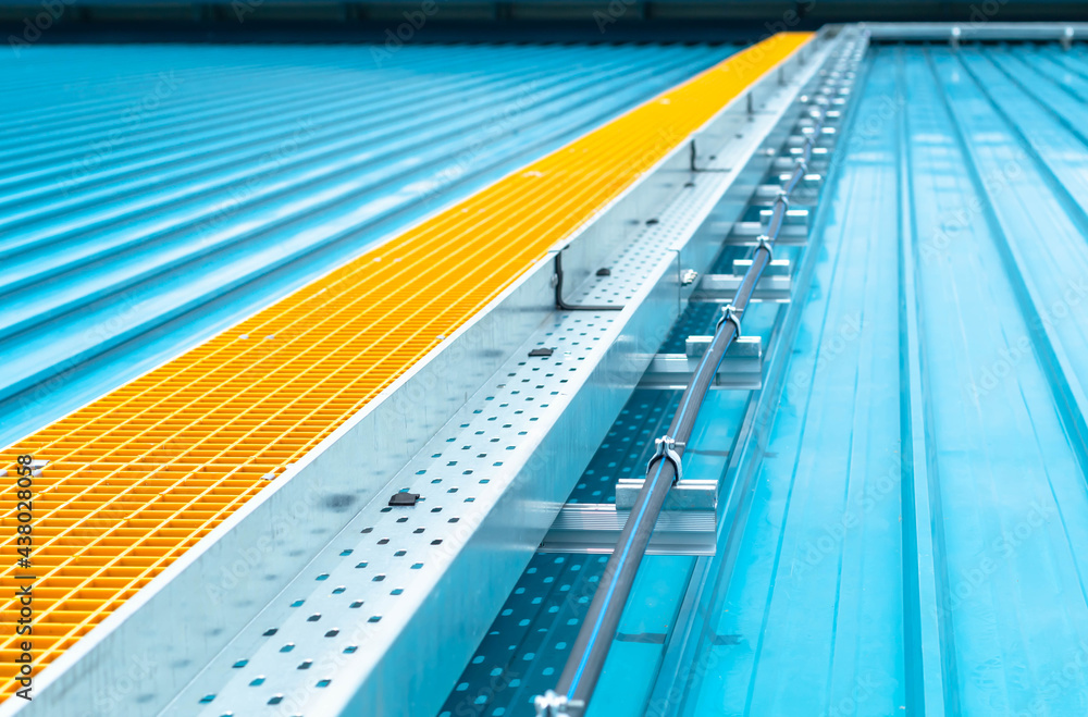 Ground Bonding for Aluminium cable tray.Cable connected to electrical ...