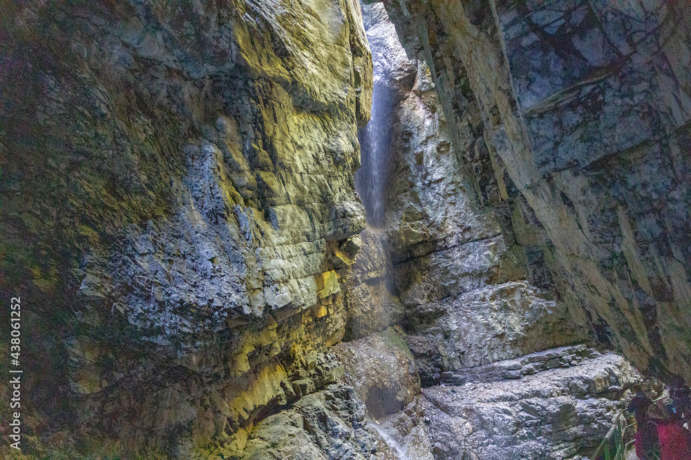 Klamm in den Alpen mit klarem Wasser und Wasserfall Stock Photo | Adobe ...