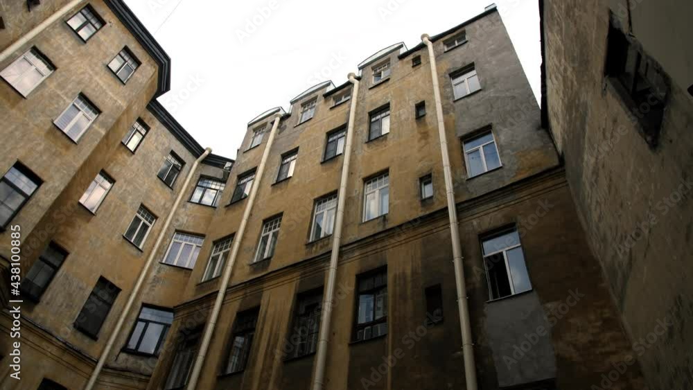 Vidéo Stock St. Petersburg, Russia. Well yard. Abandoned scuffed dirty ...