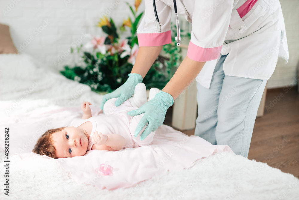 The doctor came to the call and treats a small child in a white room ...