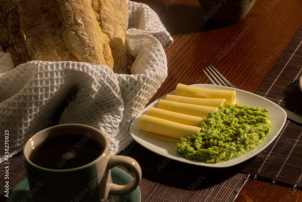 te, pan casero y aguacate o palta con queso, once chilena, colores ...
