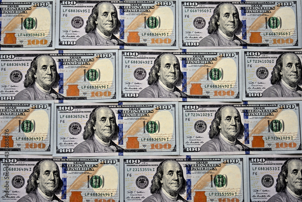 Colagem de Notas de Cem dólares americanos extendidas e vistas de ...