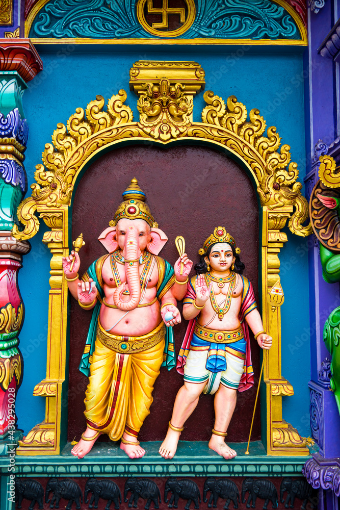 Foto de Hinduism Architecture and Statue of Batu caves - one of the ...