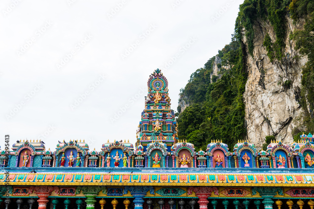 Foto de Hinduism Architecture and Statue of Batu caves - one of the ...