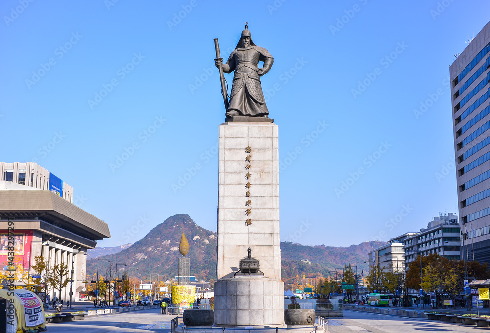 SEOUL, SOUTH KOREA - NOV 14, 2017: The Statue of Admiral Yi Sun-Shin ...