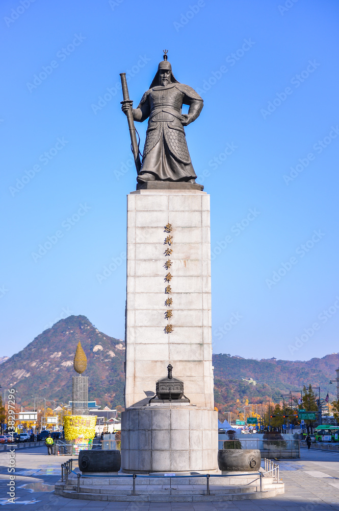 SEOUL, SOUTH KOREA - NOV 14, 2017: The Statue of Admiral Yi Sun-Shin ...
