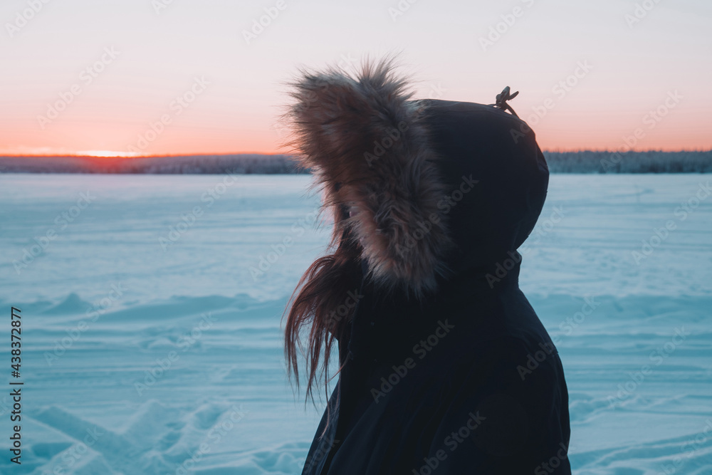 unrecognizable side view of Young woman in winter wear in snow i Stock ...