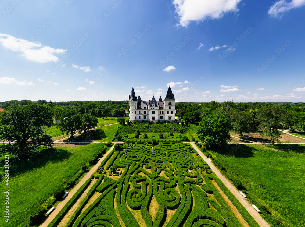 Foto de Hungarian romantic style castle in Tiszadob village which name ...