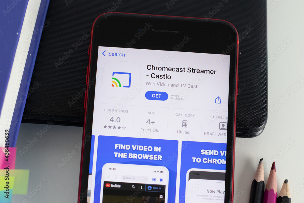Foto de New York, USA - 1 June 2021: Chromecast Streamer Castio mobile ...