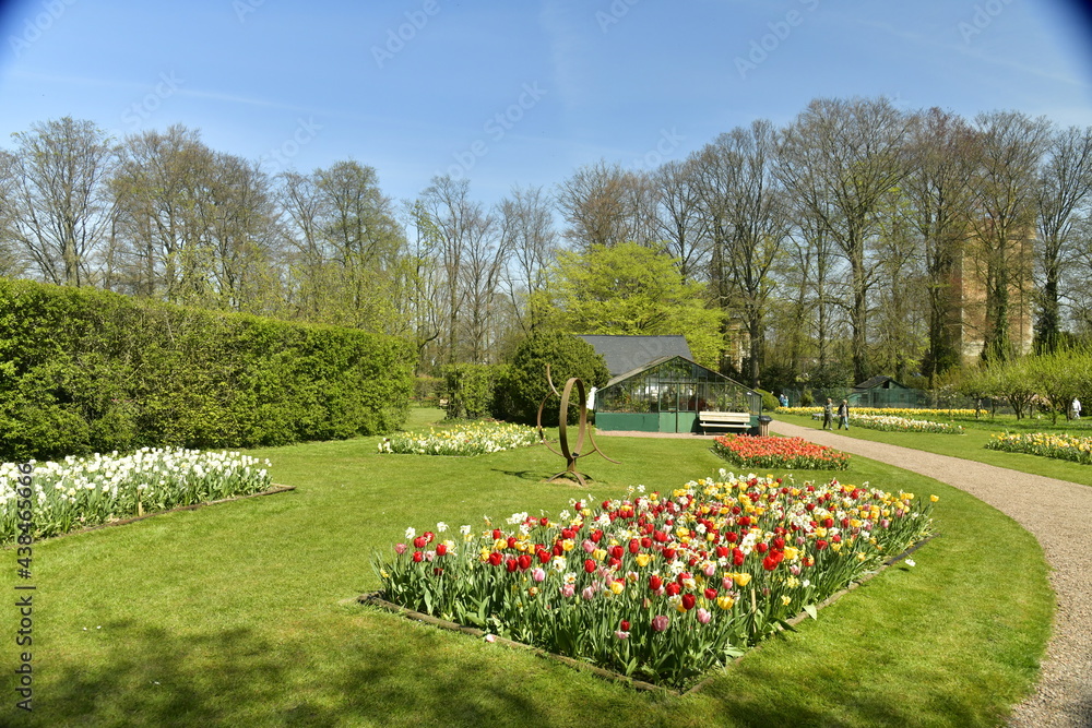 Foto de Le parc du château de Grand-Bigard avec ses parterres de ...