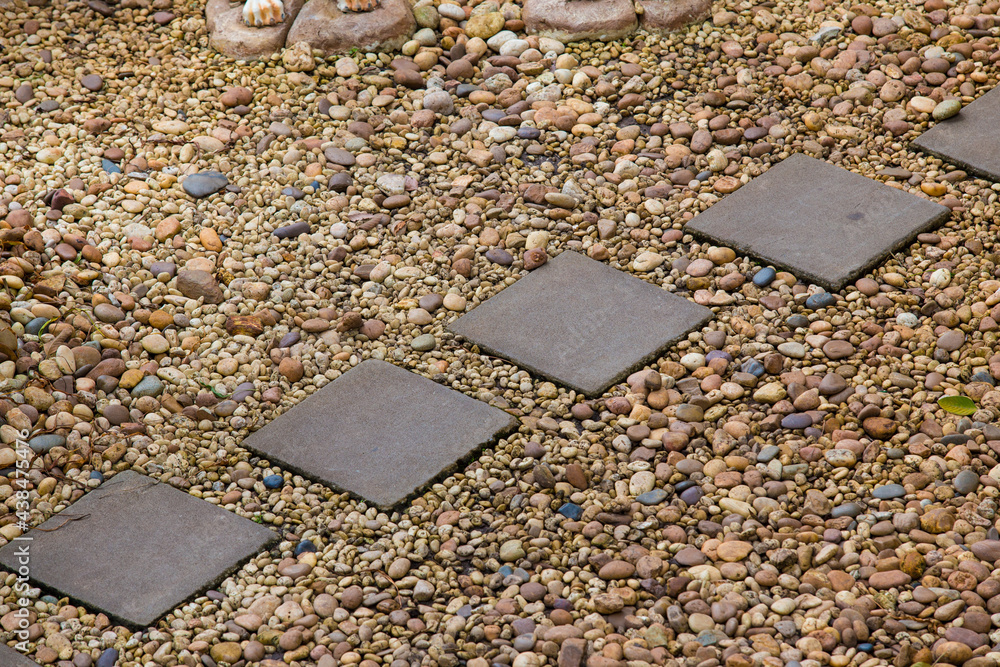 Paving the garden paths with cement block and decorated with pebbles ...