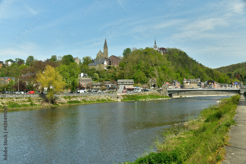 L'Ourthe et la ville d'Esneux avec le château Le Fy perché tout en haut ...