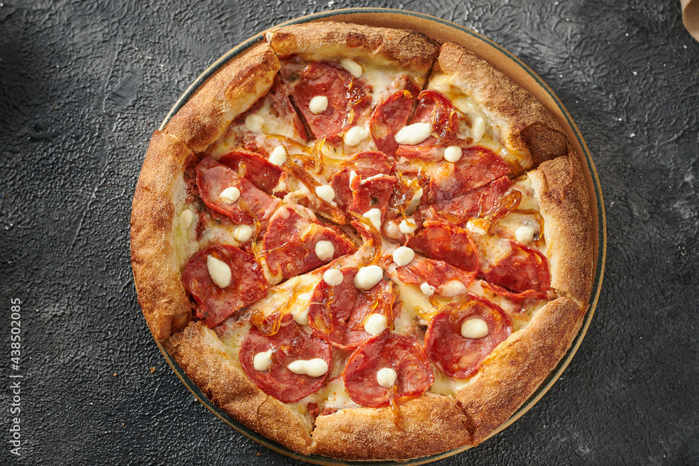 pizza de pepperoni con cebolla caramelizada sobre una mesa rustica ...