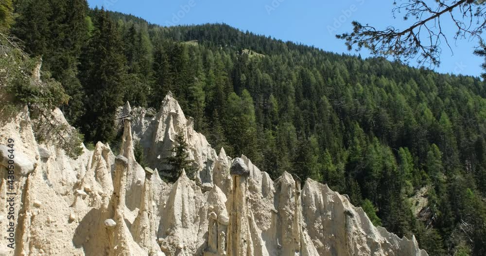 Stockvideo The incredible earth pyramids of Perca (Piramidi di Terra ...