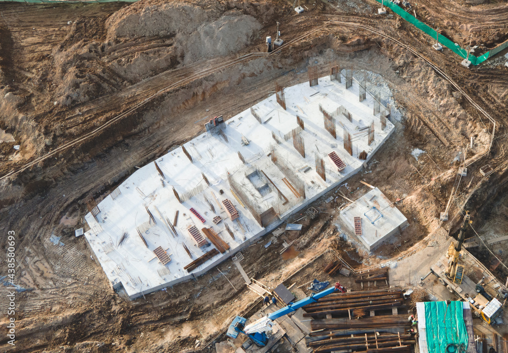 Foto de Сonstruction site with foundation pit for monolithic reinforced ...