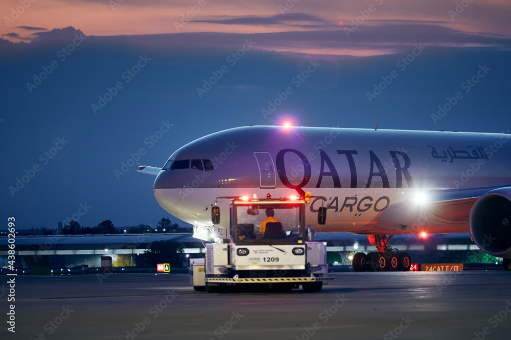Foto de Prague, Czech Republic - August 13, 2020: Cargo airplane Boeing ...