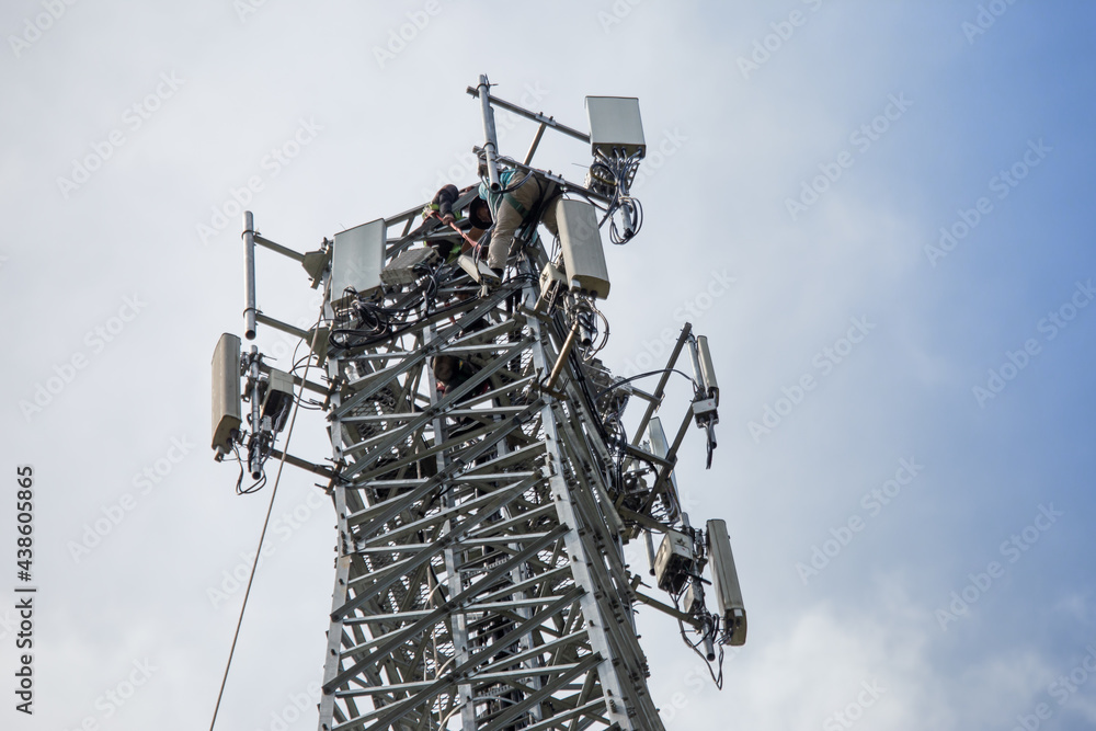 The tip of the apex of the network pole Loaded with transmitters, the ...