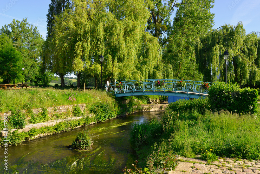 Foto de La Loisance traversée par un pont fleuri, coule dans un parc de ...