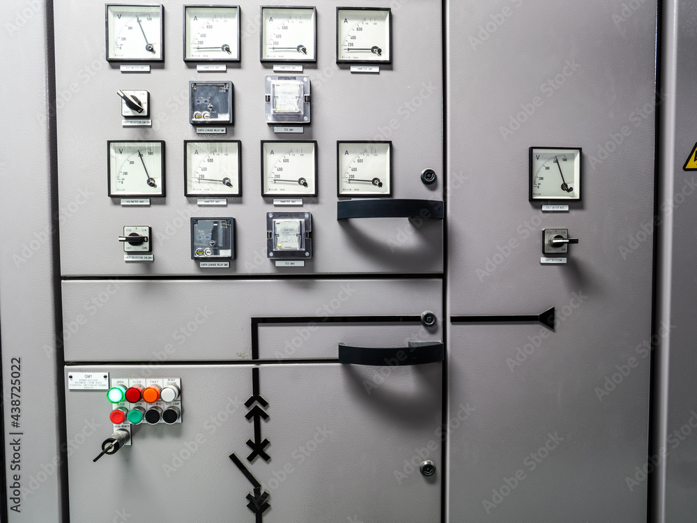 Foto de Electrical switchgear, Industrial electrical switch panel at ...