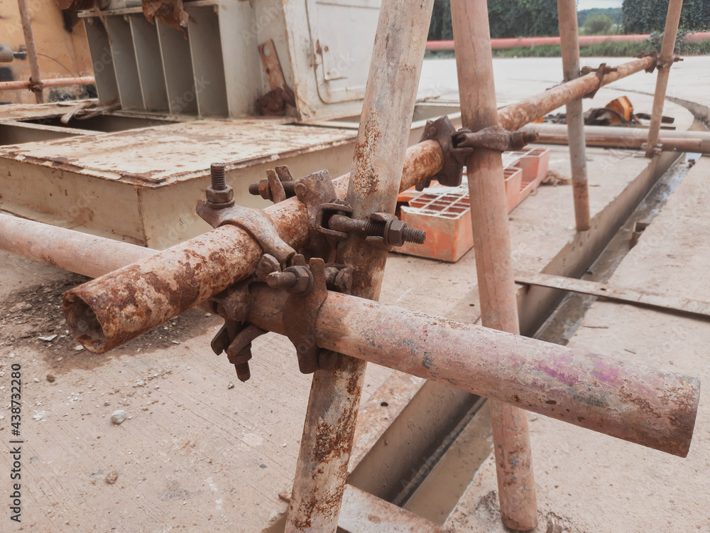 rusty scaffolding clamps are still used, dangerous to work safety foto ...