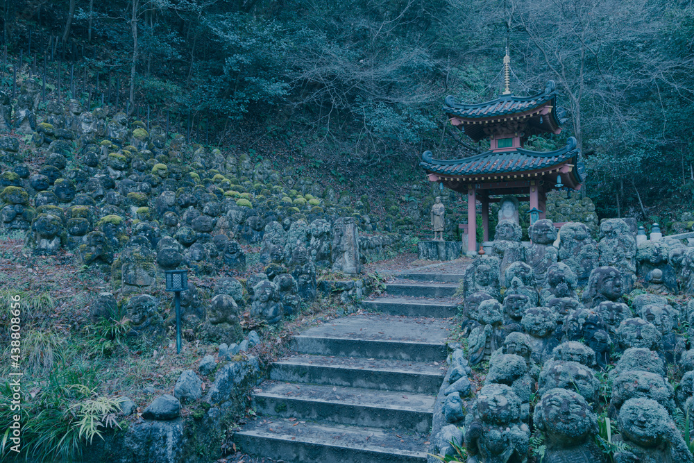 Fotka „Evening near historic buddhist temple. Hundreds of stone statues ...