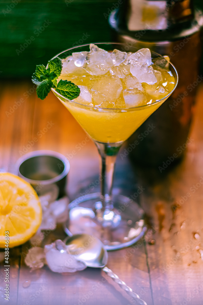 Foto de Cóctel mini mojito con zumo natural, ron y mucho hielo para ...