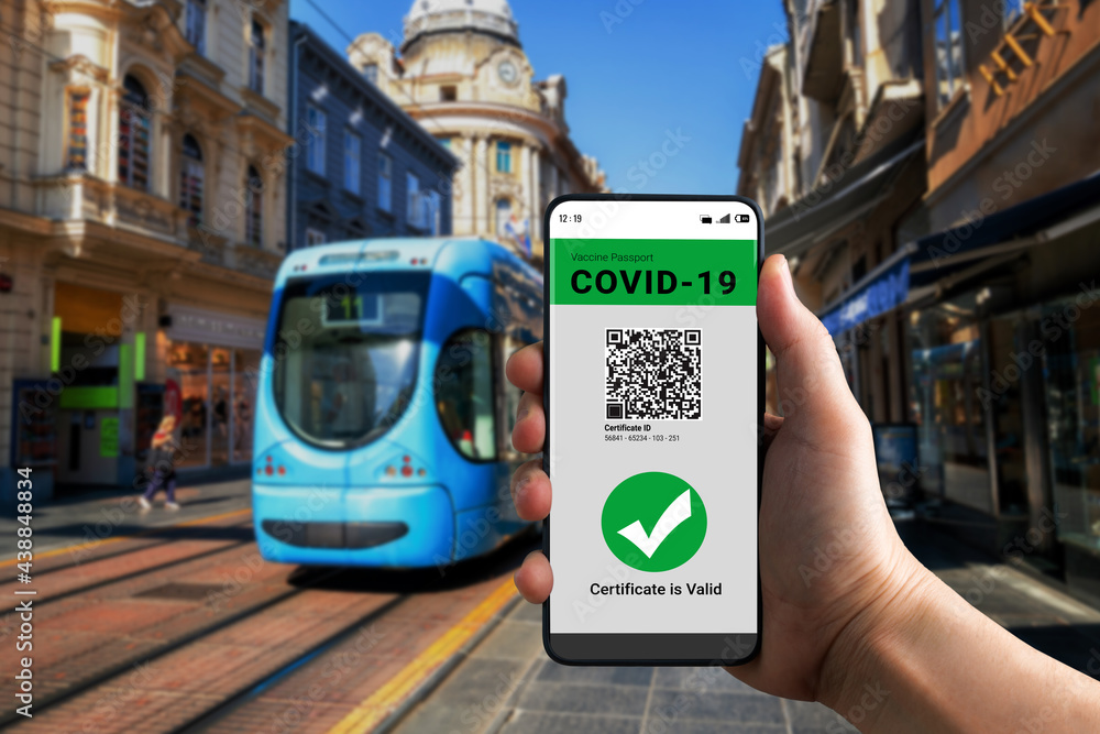 Foto Stock Traveler holds vaccine passport certificate to show COVID 19 ...