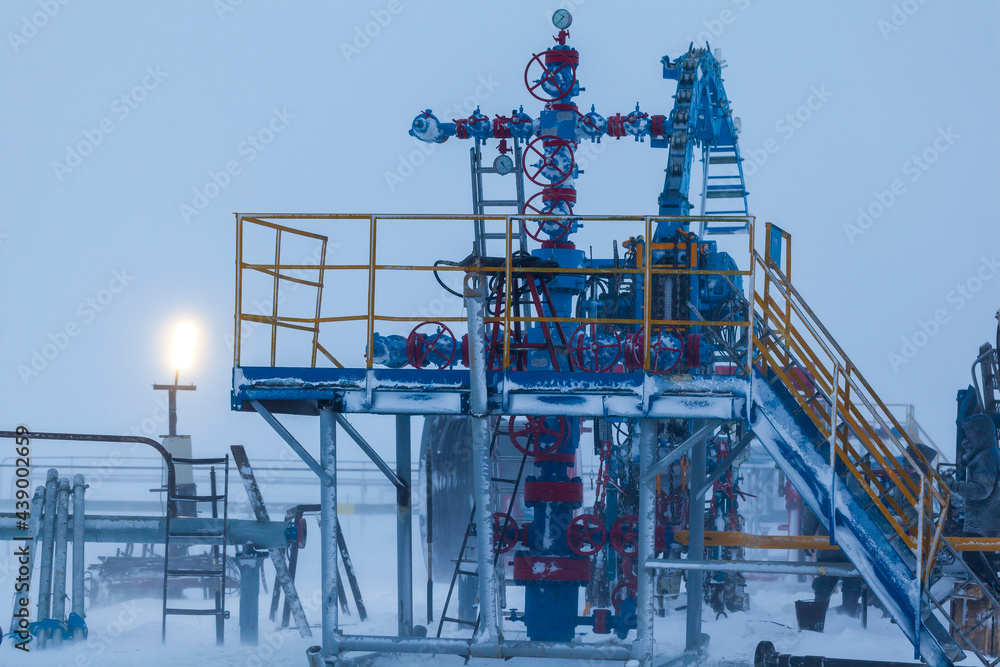 Overhaul of gas wells, coiled tubing installation, Gas-hole prevented ...