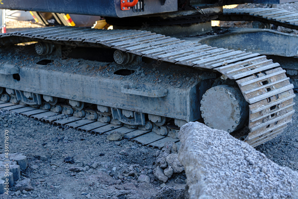 工事現場の重機のキャタピラ Stock Photo | Adobe Stock