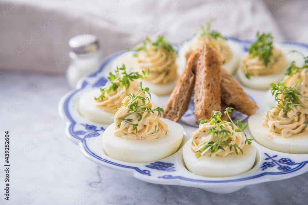 Kalte gefüllte russische Eier mit Frischkäse, Kresse und Kräuter ...