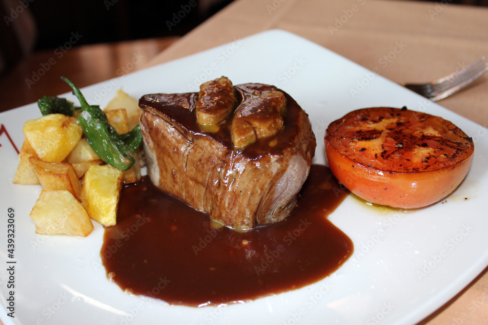 Solomillo de cerdo en salsa con guarnición Stock Photo | Adobe Stock