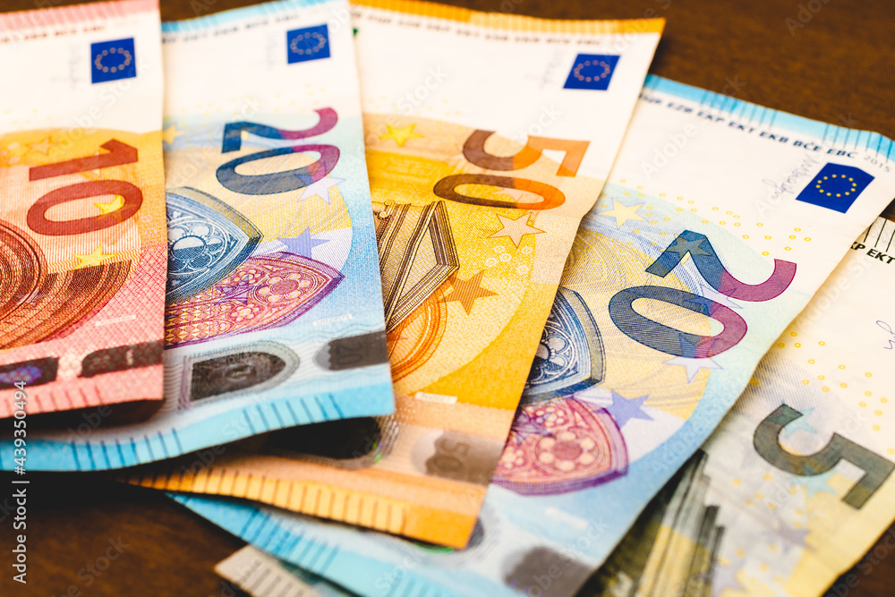 Dinheiro, EURO - EUR. Cédulas de Euro em forma de leque sobre uma mesa ...