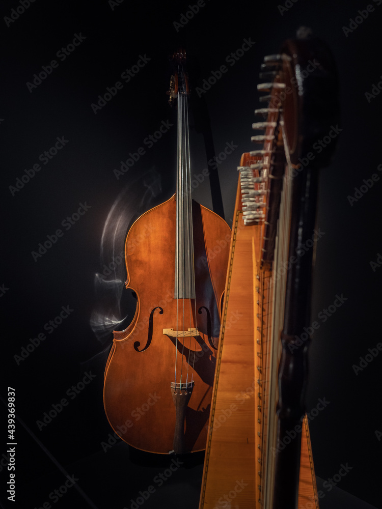 Foto de Classic double bass supported by a harp. Wooden double bass ...