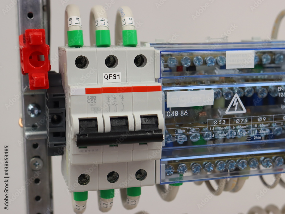 Installation of an electrical panel with difautomatics and automatic ...