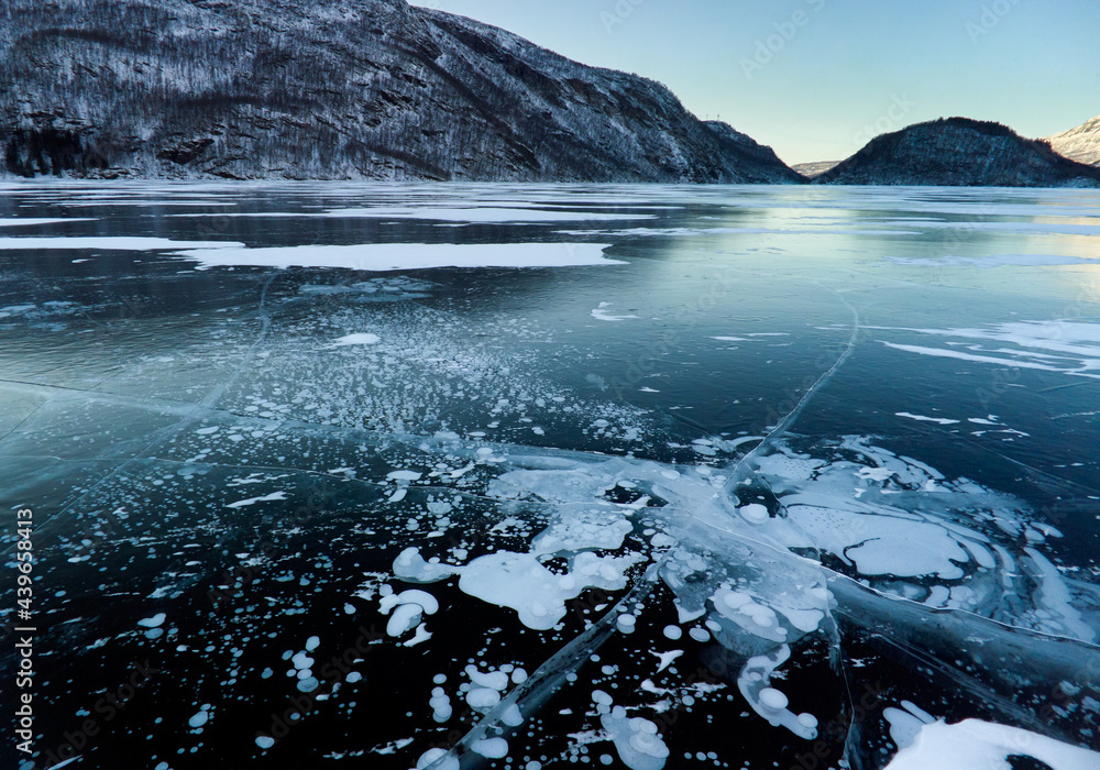 Foto de Greenhouse gas bubbles frozen underwater in Arctic lake ice ...