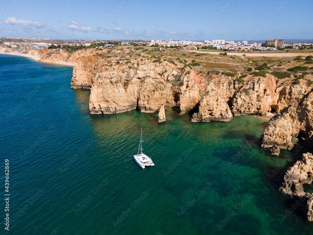 Foto de sailing catamaran boat on the beach in Portugal, aerial ...